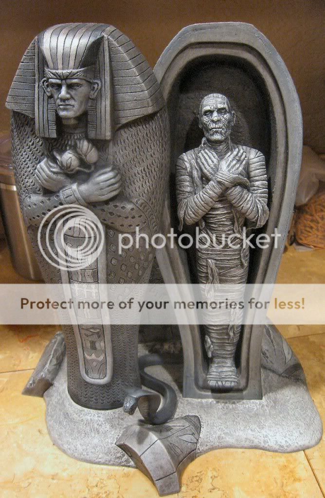 Moebius Mummy in B/W..............................