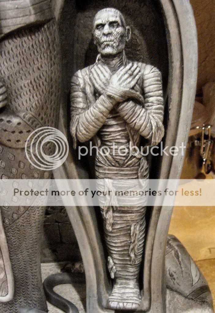 Moebius Mummy in B/W..............................