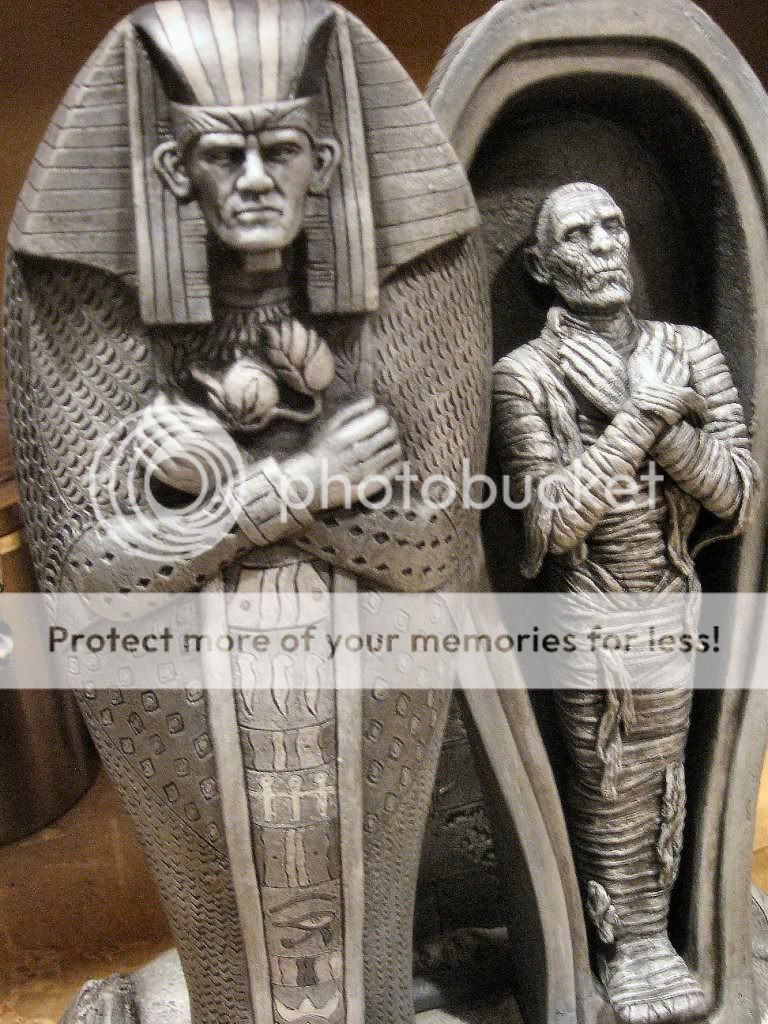 Moebius Mummy in B/W..............................